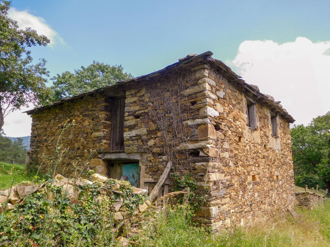 Reforma y ampliación de edificación tradicional para casa de aldea ...