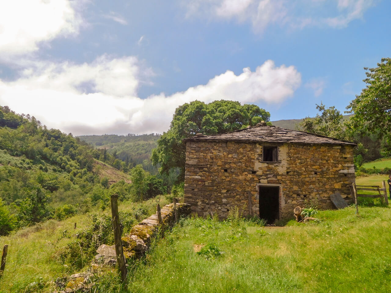 Reforma y ampliación de edificación tradicional para casa de aldea ...